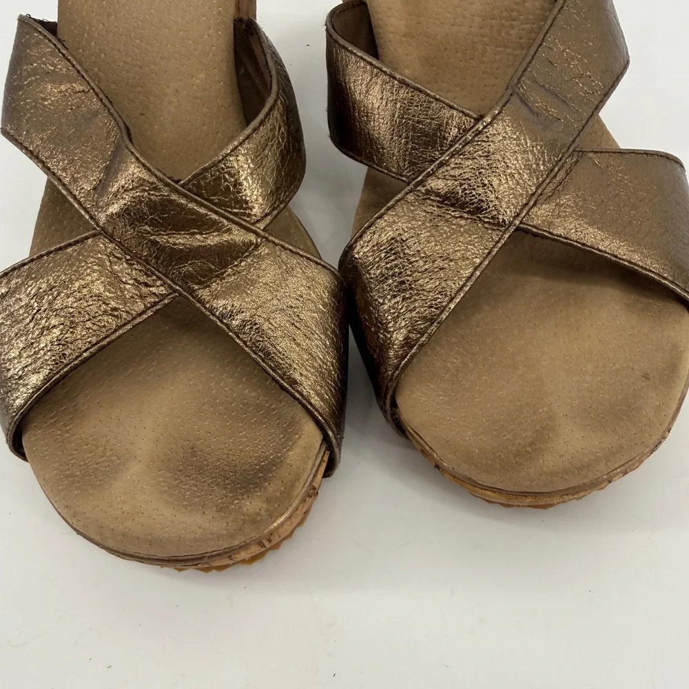 Volatile | Shoes | Volatile Womens 8 Metallic Bronze Leather Cork Wedge ...